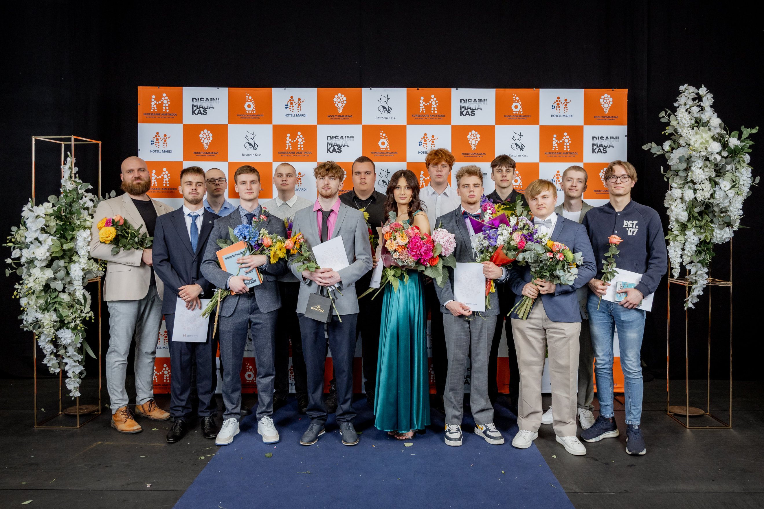 Noorem tarkvaraarendaja lõpetajad koos rühmajuhataja Gen Vikatiga. Pilt ...